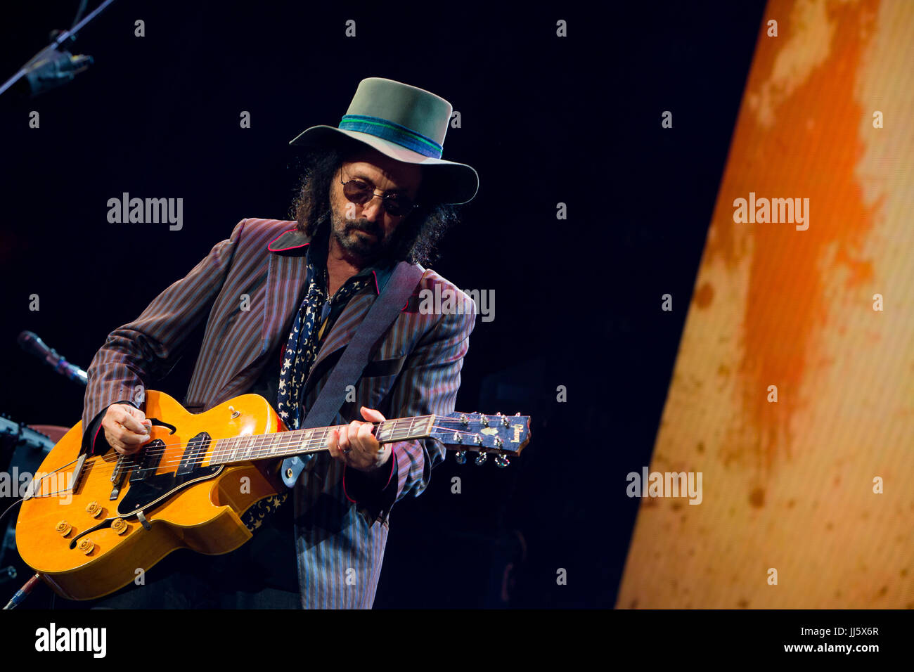 Mike Campbell. Tom Petty & The Heartbreakers performing in Toronto on ...