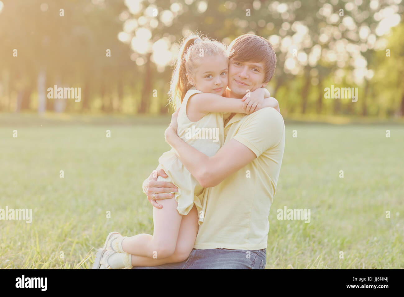 Father daughter hugging hi-res stock photography and images - Alamy