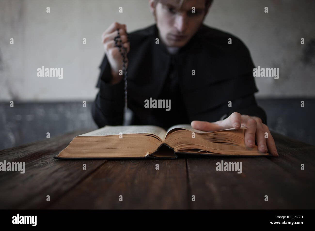 Monk reading bible hi-res stock photography and images - Alamy