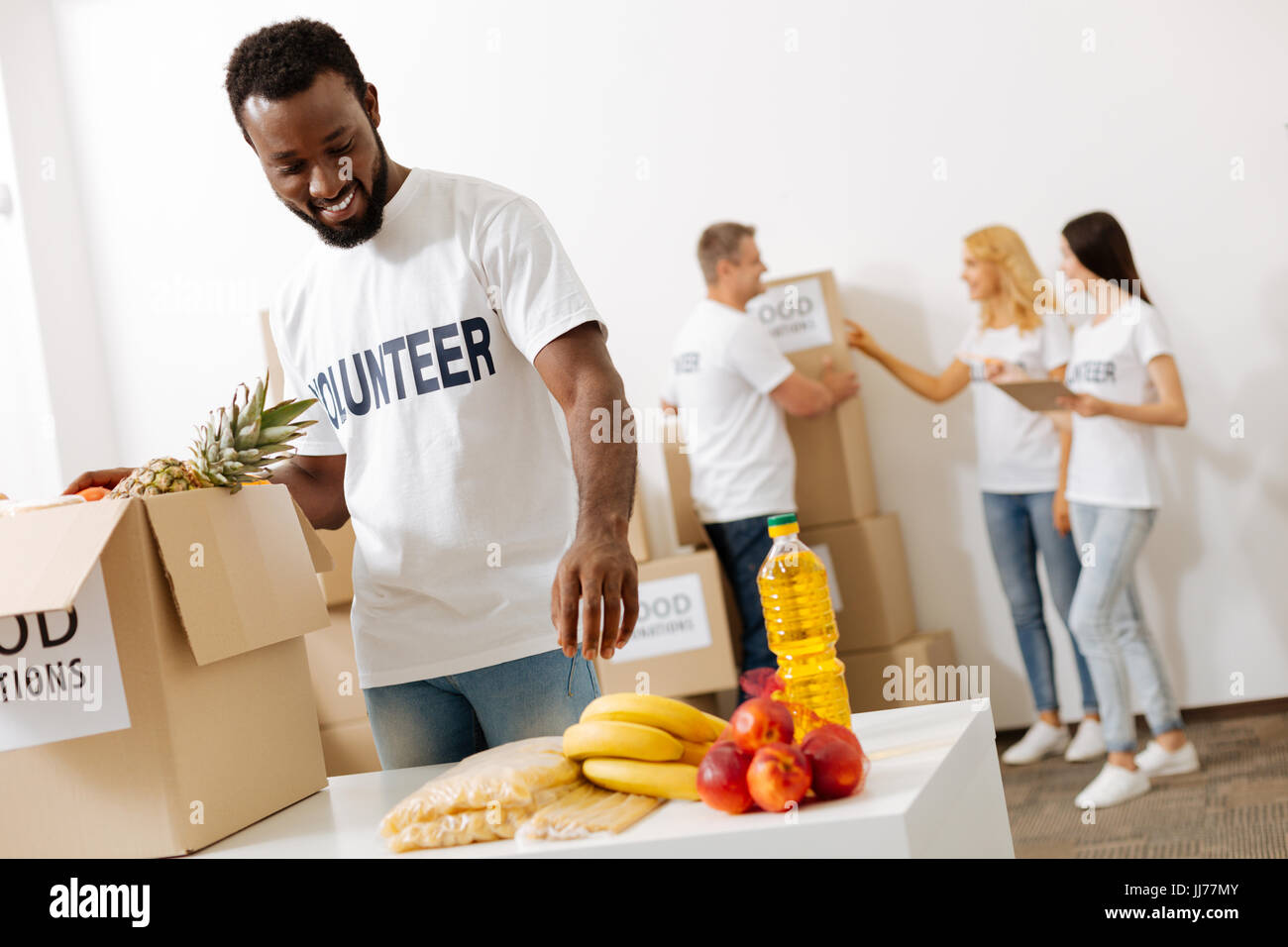 Helping packing hi-res stock photography and images - Alamy