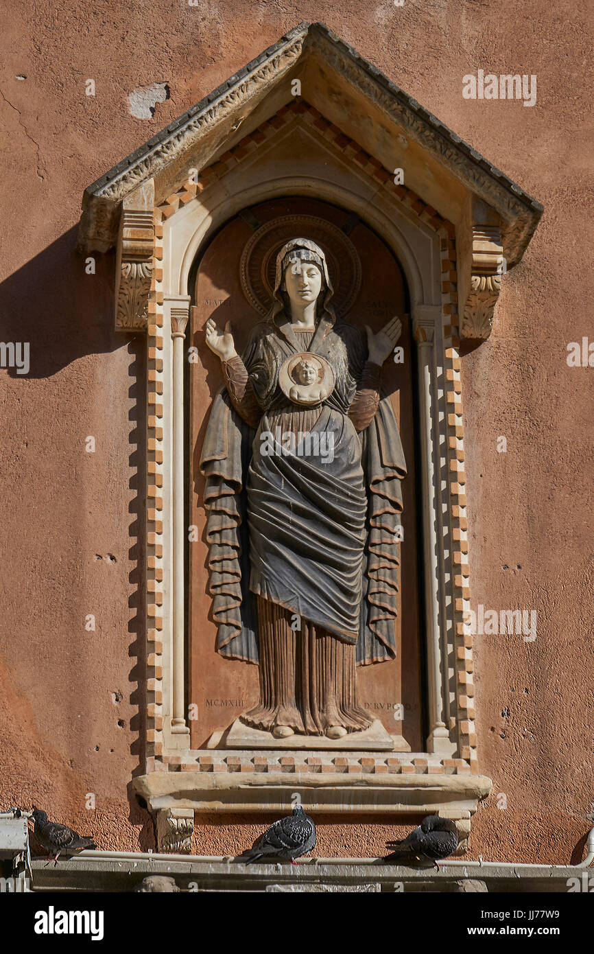 Shrine wall relief sculpture hi-res stock photography and images - Alamy