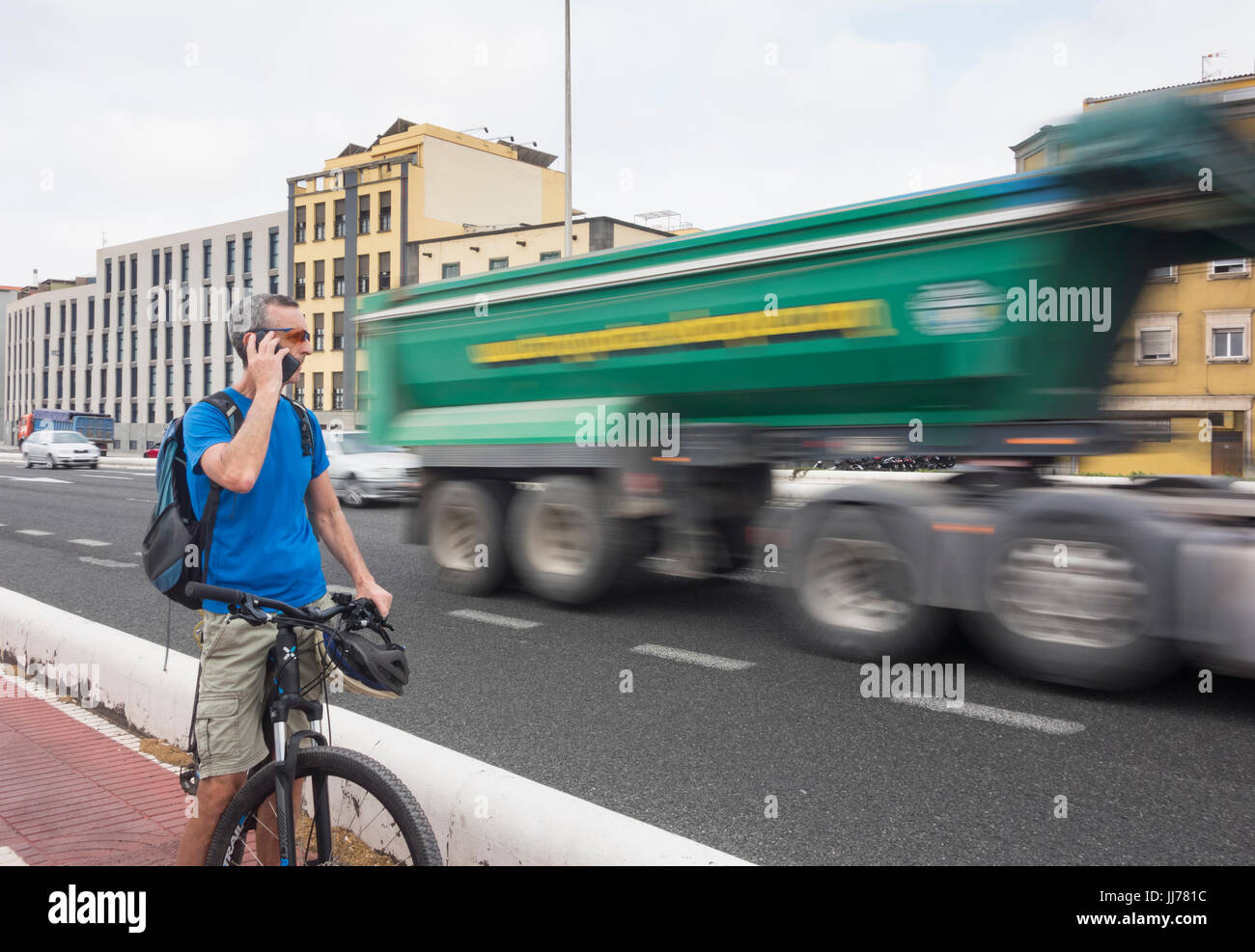 Lorry cycle hi-res stock photography and images - Alamy