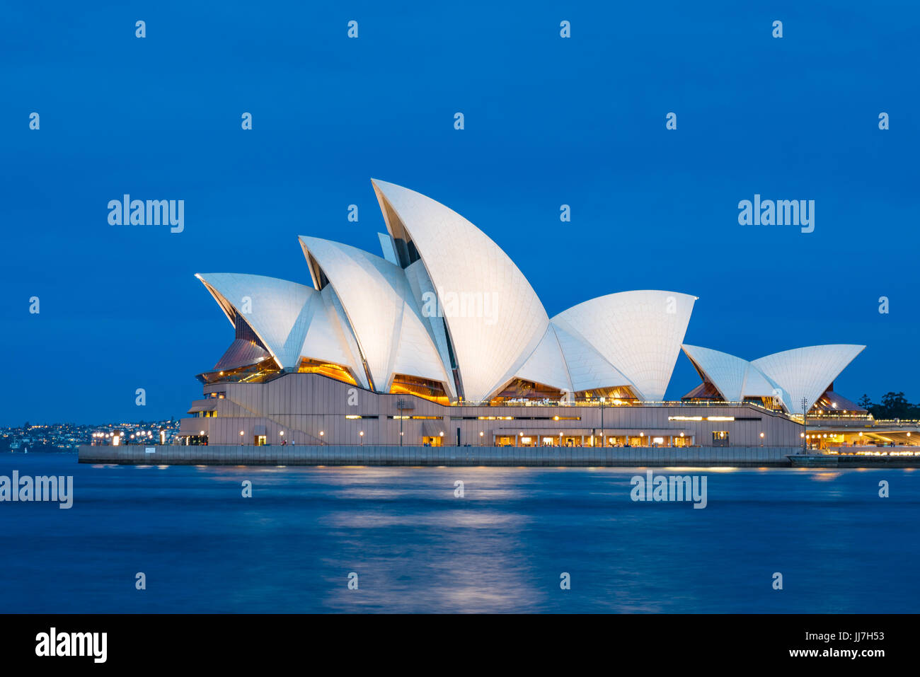 Sydney opera house during blue hour hi-res stock photography and images ...