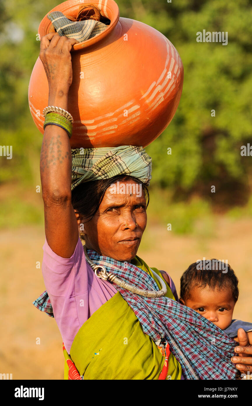 Gond tribe hi-res stock photography and images - Alamy