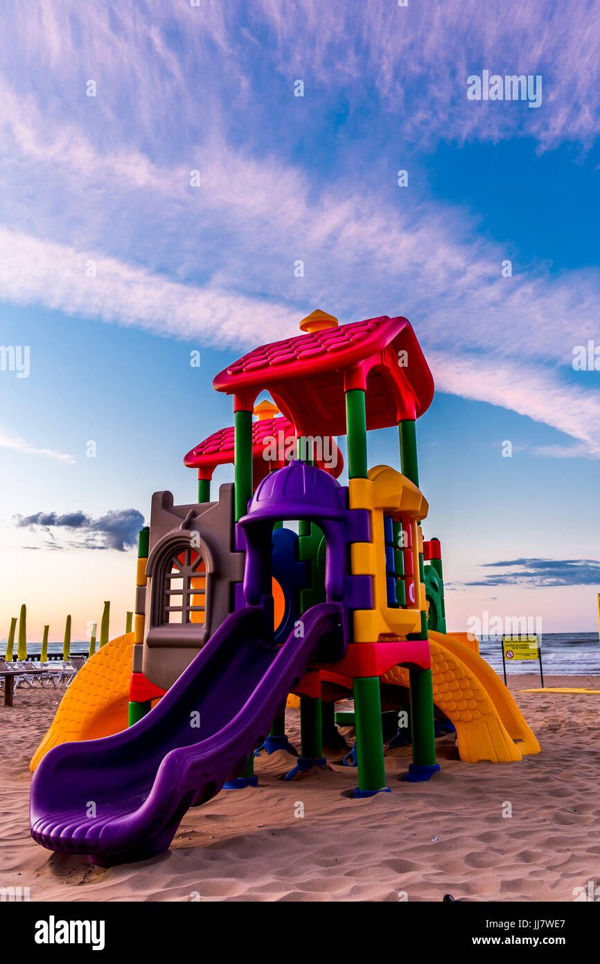Children at the beach hi-res stock photography and images - Alamy