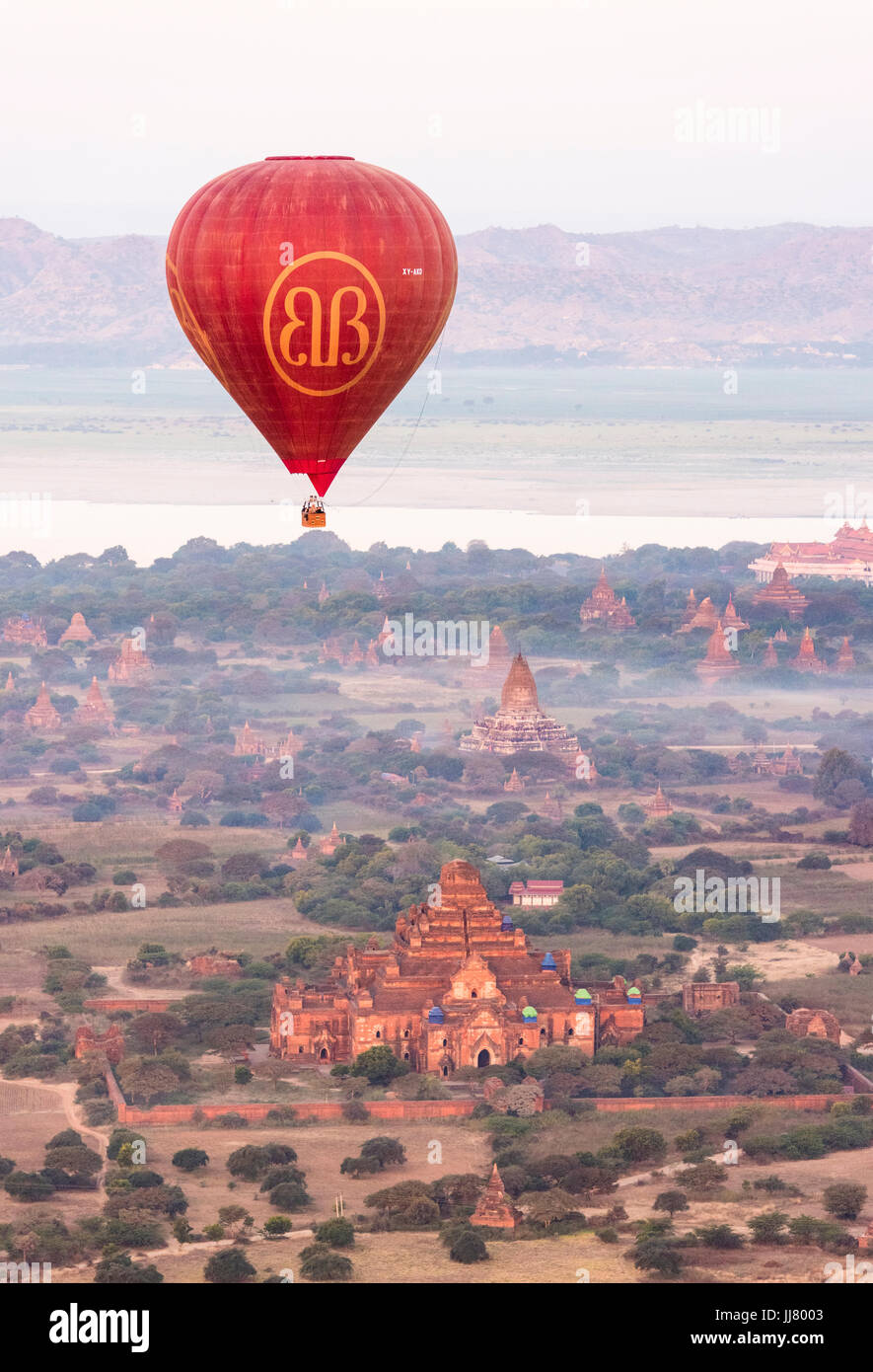 Hot air balloon flying over pagodas in Bagan, Myanmar Stock Photo - Alamy