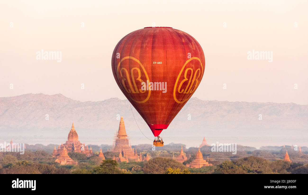 Hot air balloon flying over pagodas in Bagan, Myanmar Stock Photo - Alamy