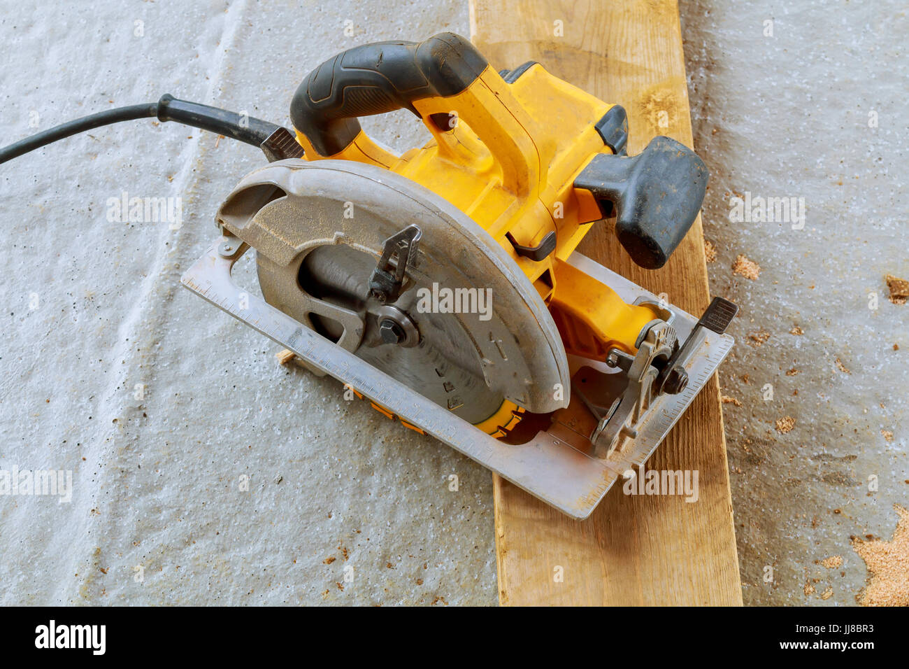 Wood cutting with circular saw Stock Photo - Alamy