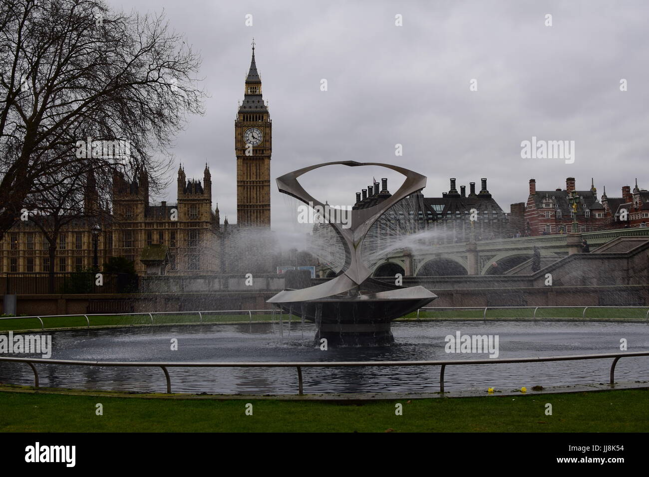 Big Ben behind fountain Stock Photo - Alamy