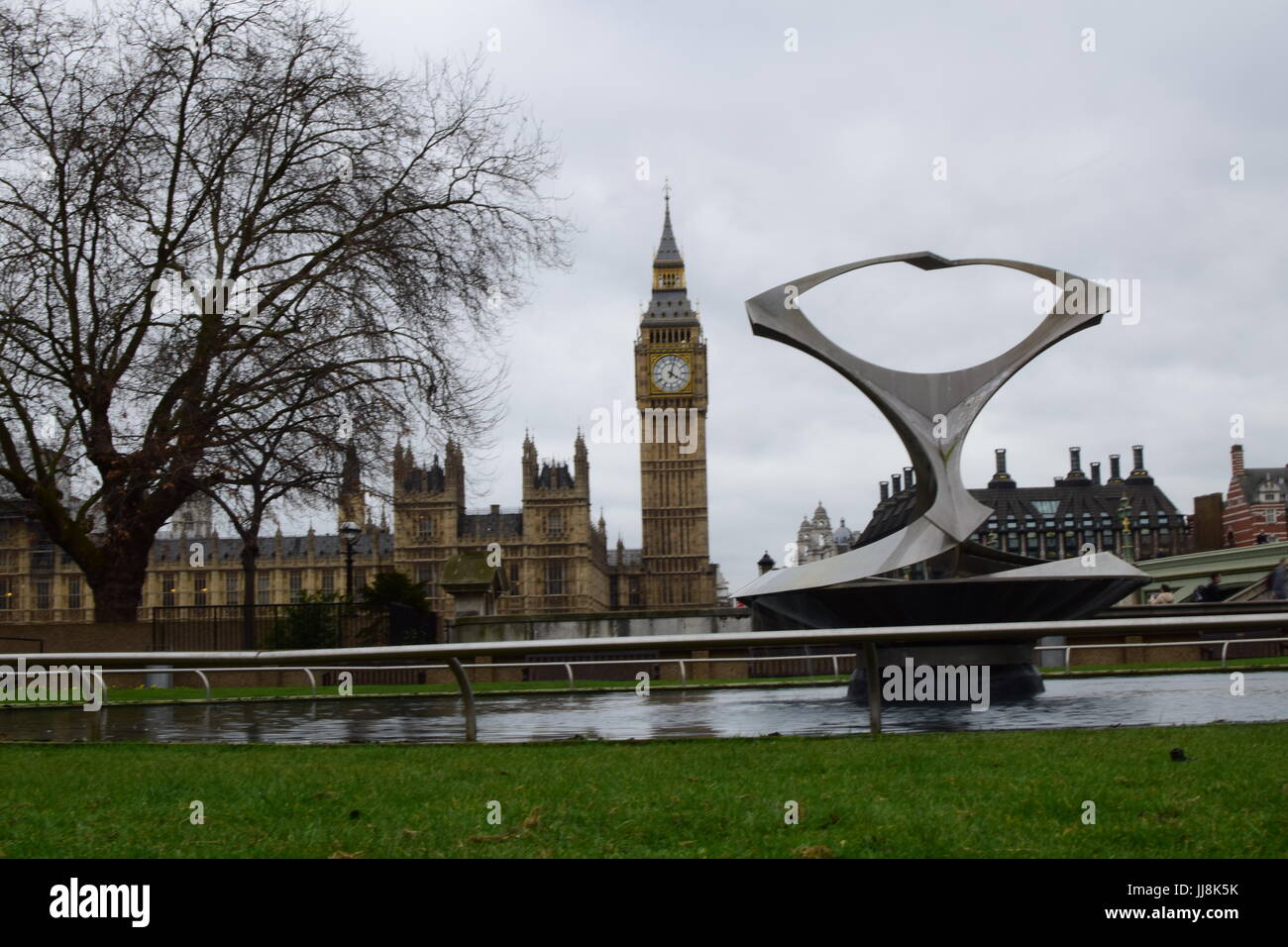Big Ben behind fountain Stock Photo - Alamy