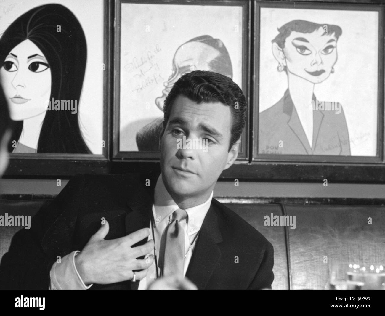 Les Crane, host of the Les Crane Show on ABC, at Sardi's restaurant ...