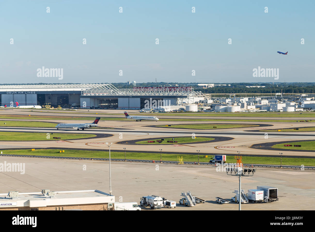 Delta airplanes arriving and departing from Hartsfield Jackson Airpot ...