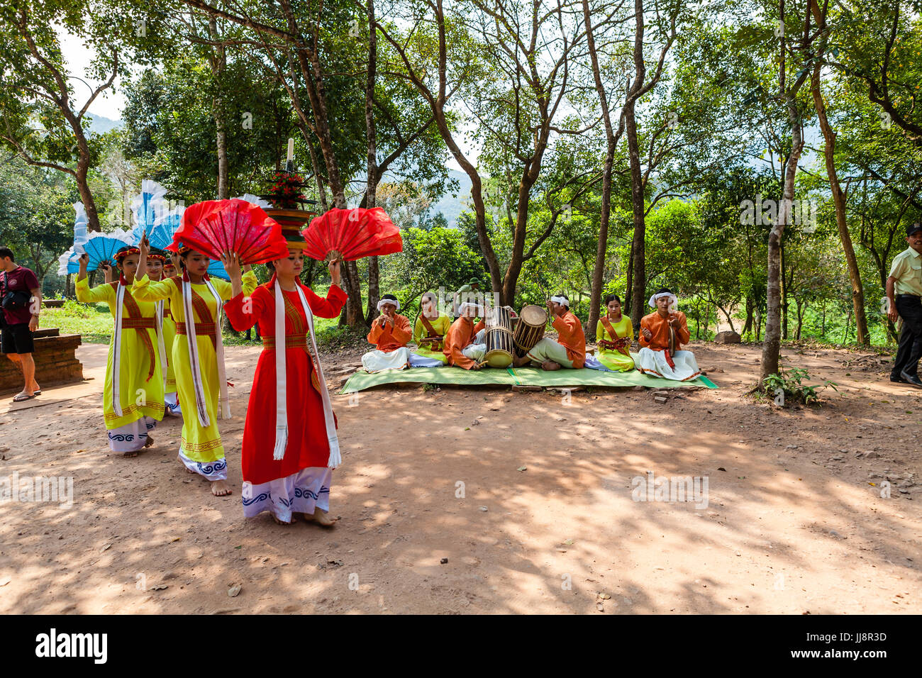 Traditional vietnamese dance hi-res stock photography and images - Alamy