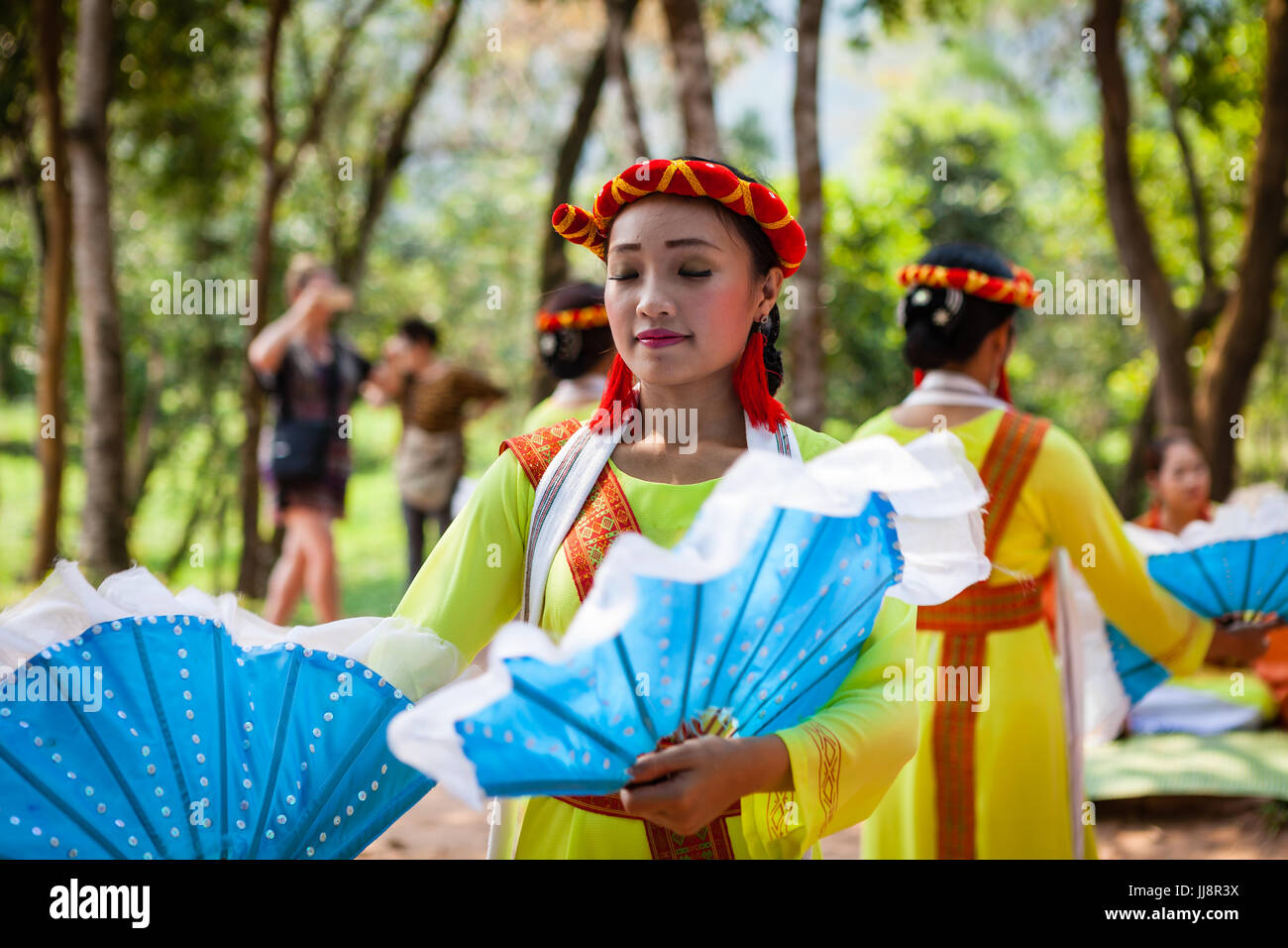 Traditional vietnamese dance hi-res stock photography and images - Alamy