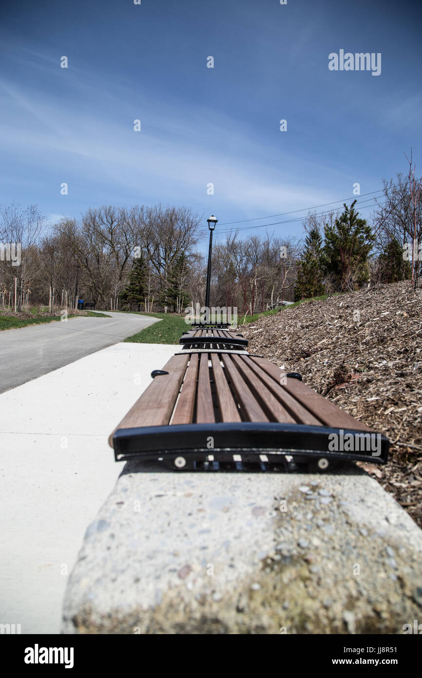Park benches hi-res stock photography and images - Alamy