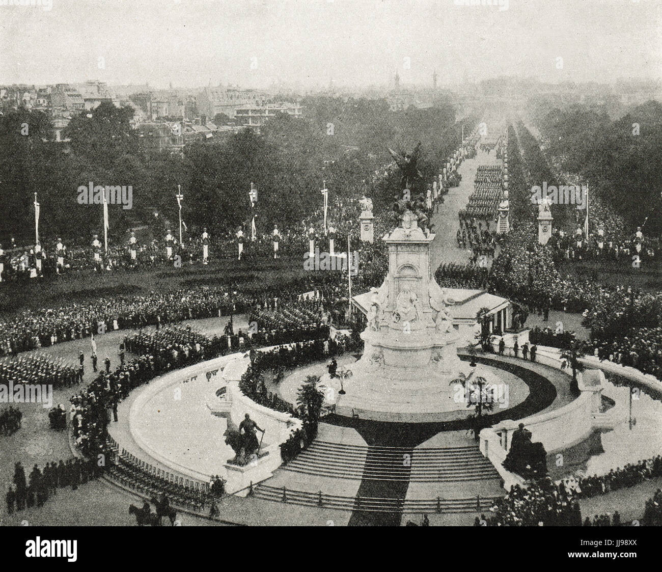 Buckingham palace royal crowds hi-res stock photography and images - Alamy