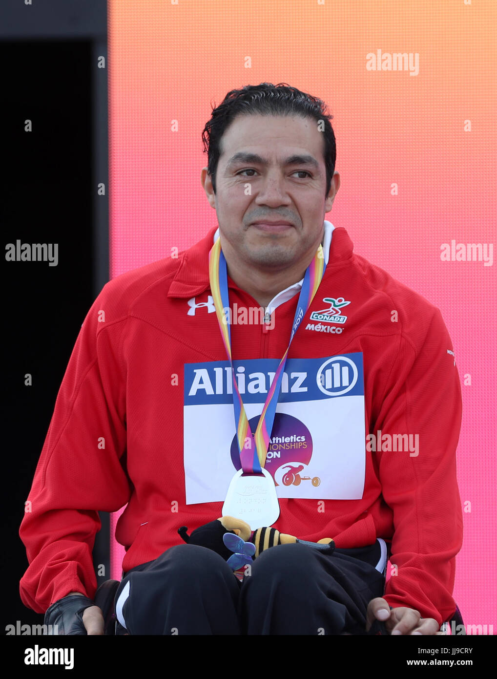 Mexico's Edgar Cesareo Navarro Sanchez with his silver medal in the Men ...