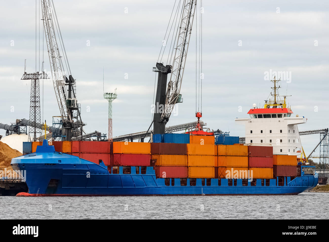 Container ship loading hi-res stock photography and images - Alamy
