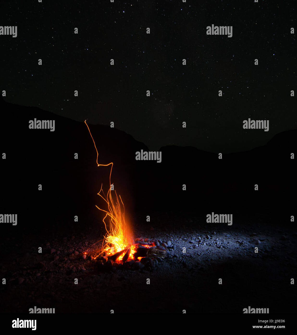 Campfire Under The Stars High Resolution Stock Photography and Images ...