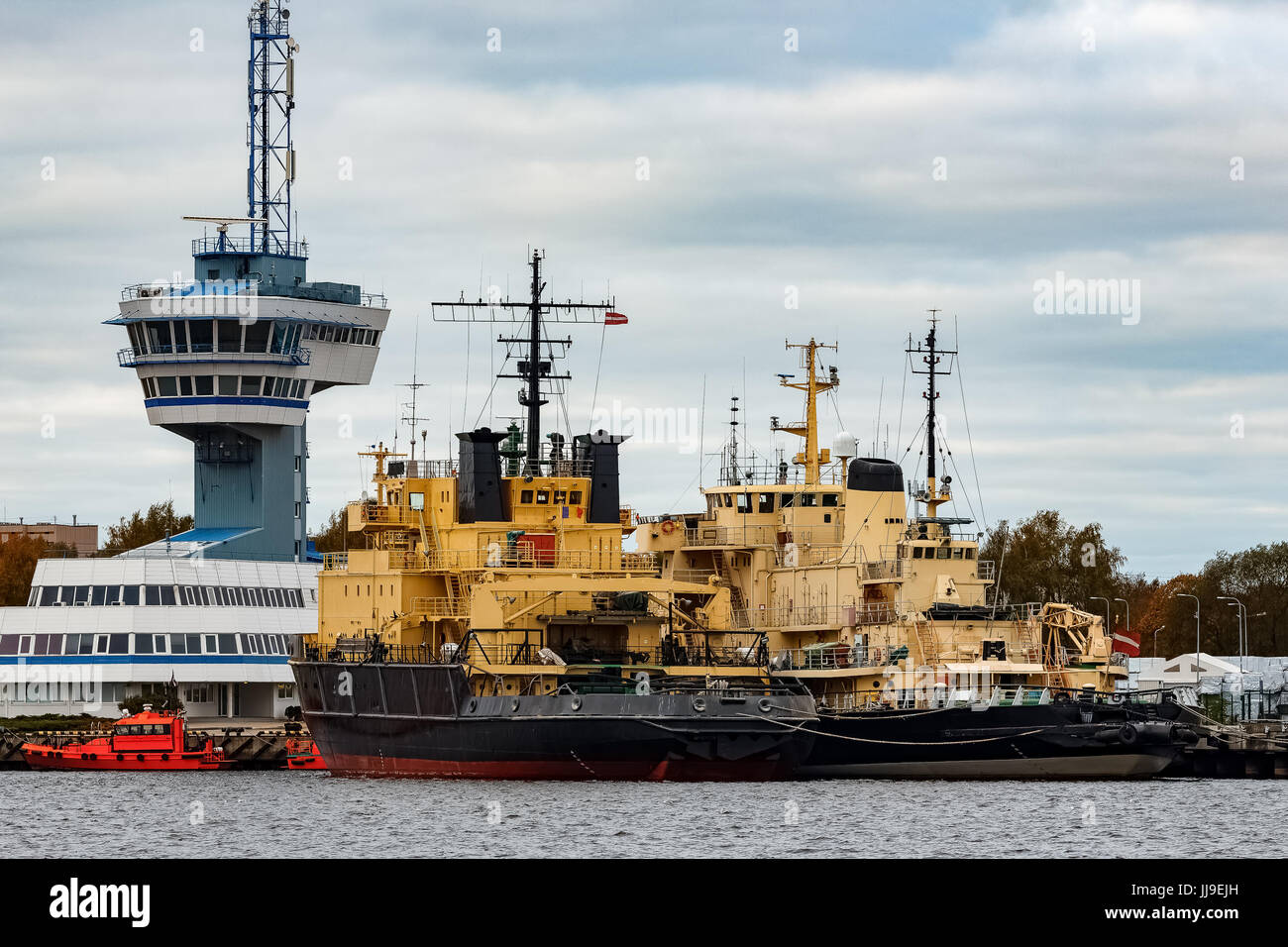 Icebreaker ship tugboat hi-res stock photography and images - Alamy