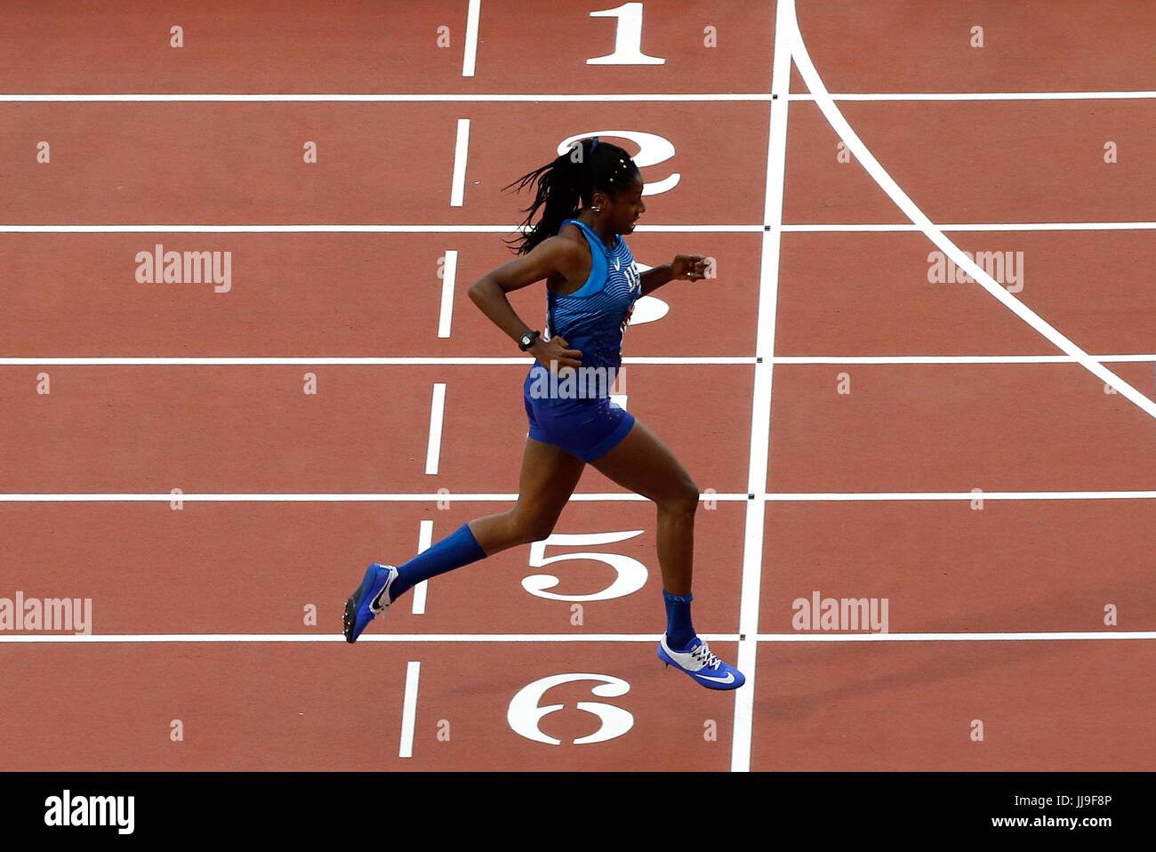 USA's Breanna Clark crosses the line to win the Women's 400m T20 Final ...