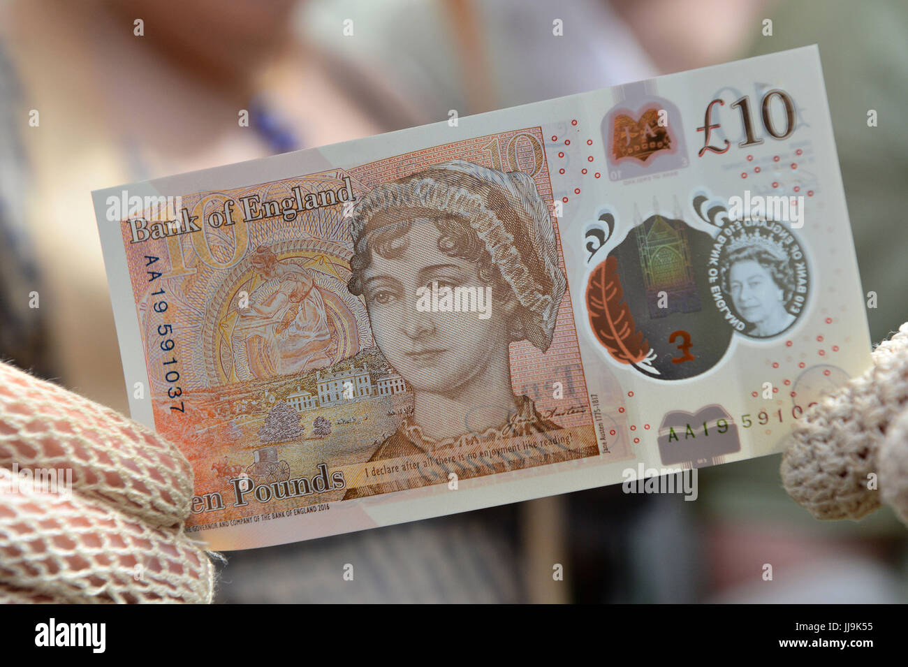 People in period costume with the new £10 note featuring Jane Austen ...
