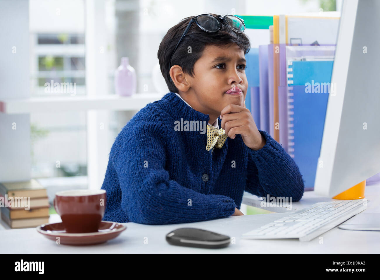 Confused face and computer hi-res stock photography and images - Alamy