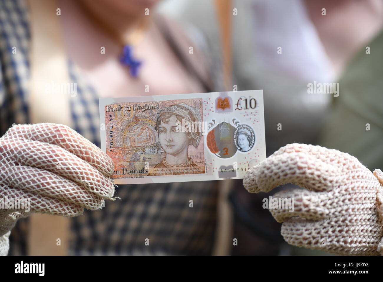 People in period costume with the new £10 note featuring Jane Austen ...