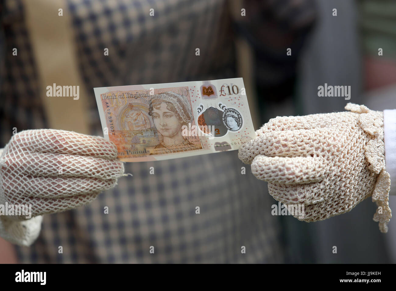 Jane Austin enthusiasts hold the new £10 note outside Winchester ...