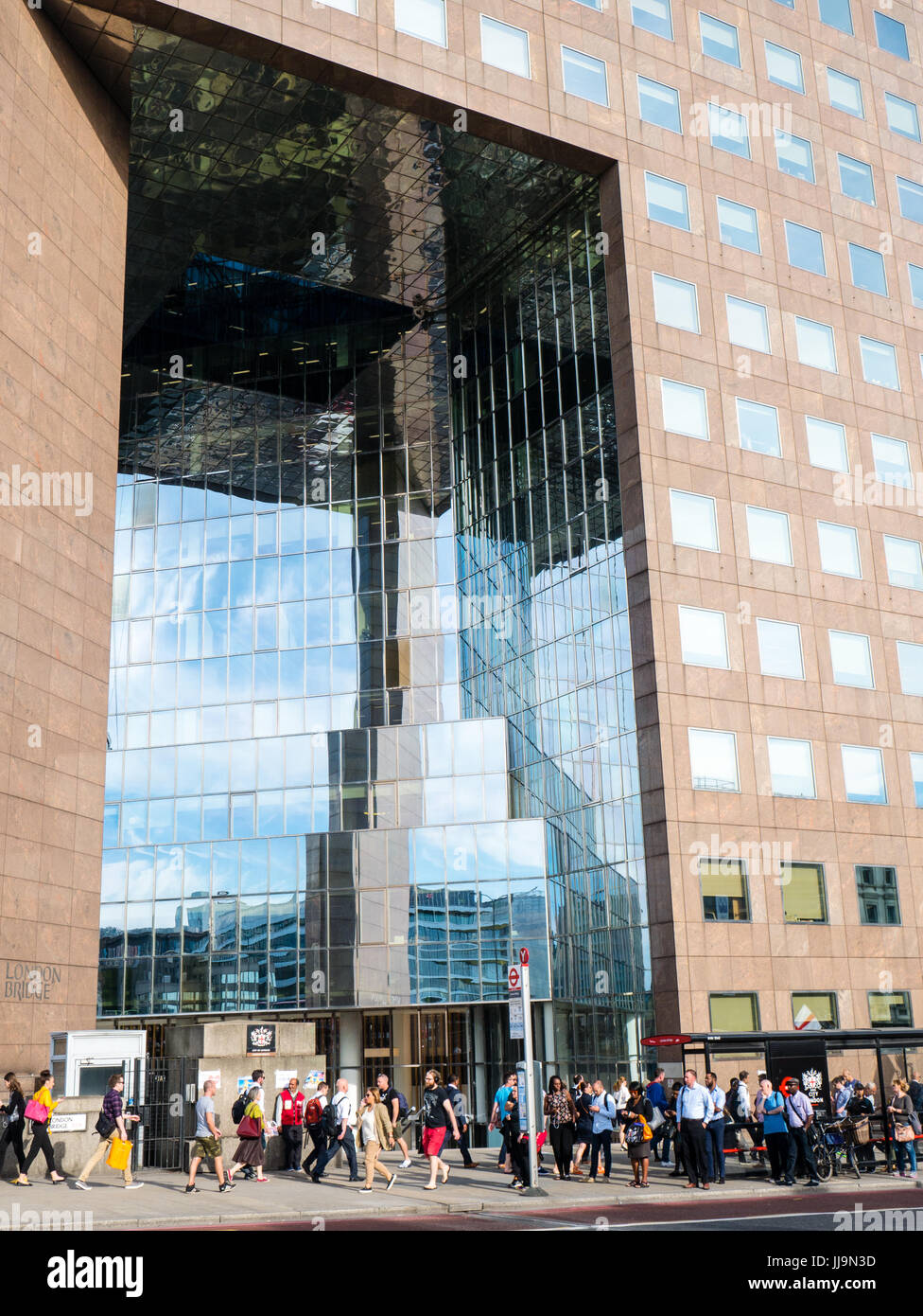 News building london bridge hi-res stock photography and images - Alamy