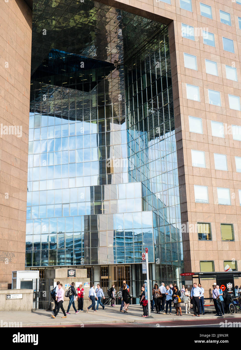 News Building London Bridge Stock Photos & News Building London Bridge ...