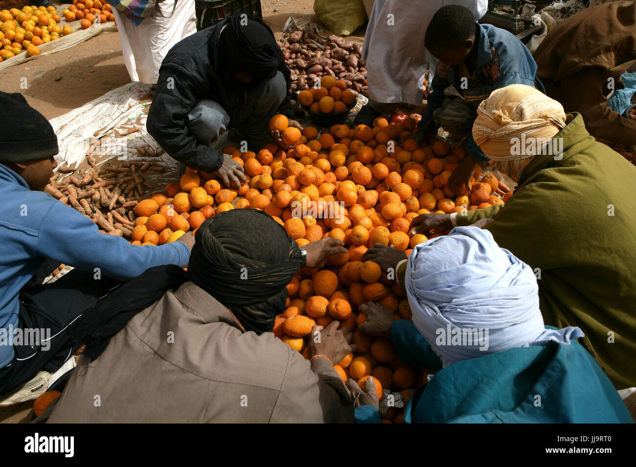 Men buying oranges at the M'Hamid market Stock Photo - Alamy
