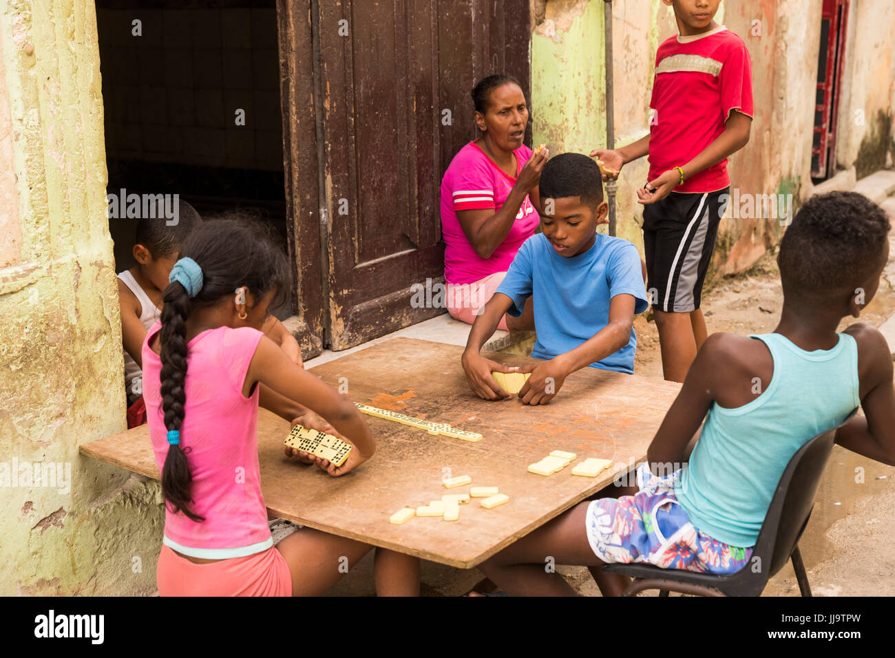 Group of children playing games hi-res stock photography and images - Alamy