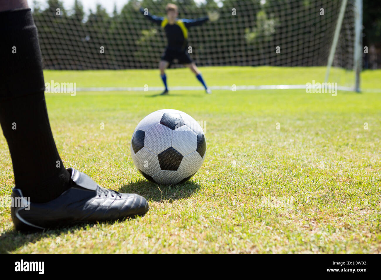 Goalkeeper pointing soccer ball hi-res stock photography and images - Alamy