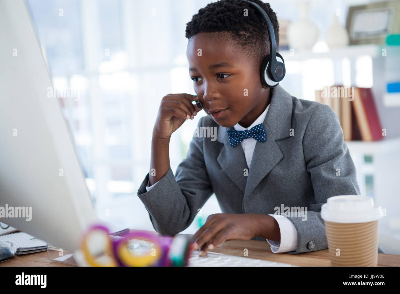 Wearing headphone hi-res stock photography and images - Alamy