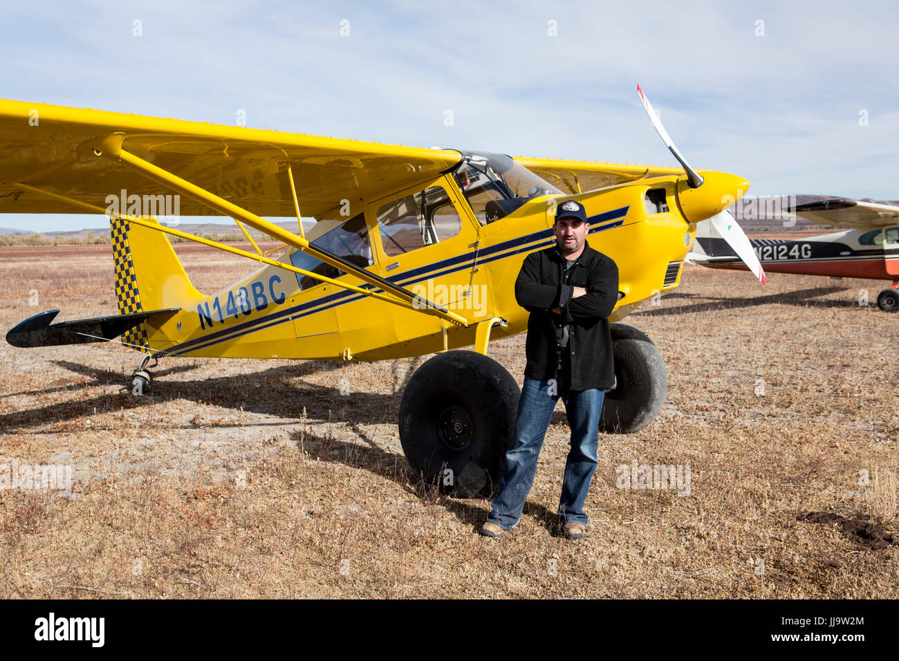 Pilot standing next to plane hi-res stock photography and images - Alamy