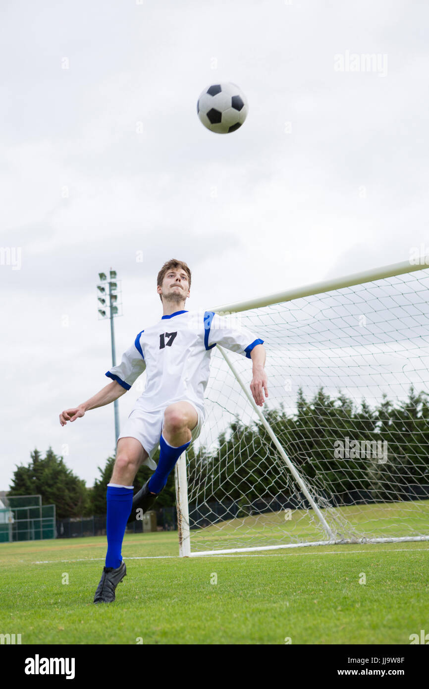 Full length soccer hi-res stock photography and images - Alamy