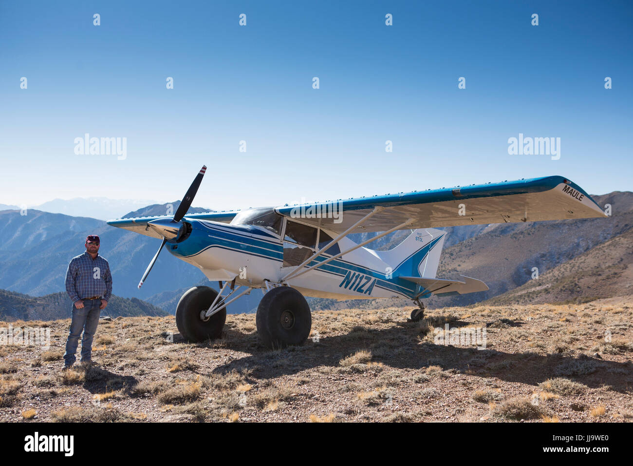 Pilot standing next to plane hi-res stock photography and images - Alamy