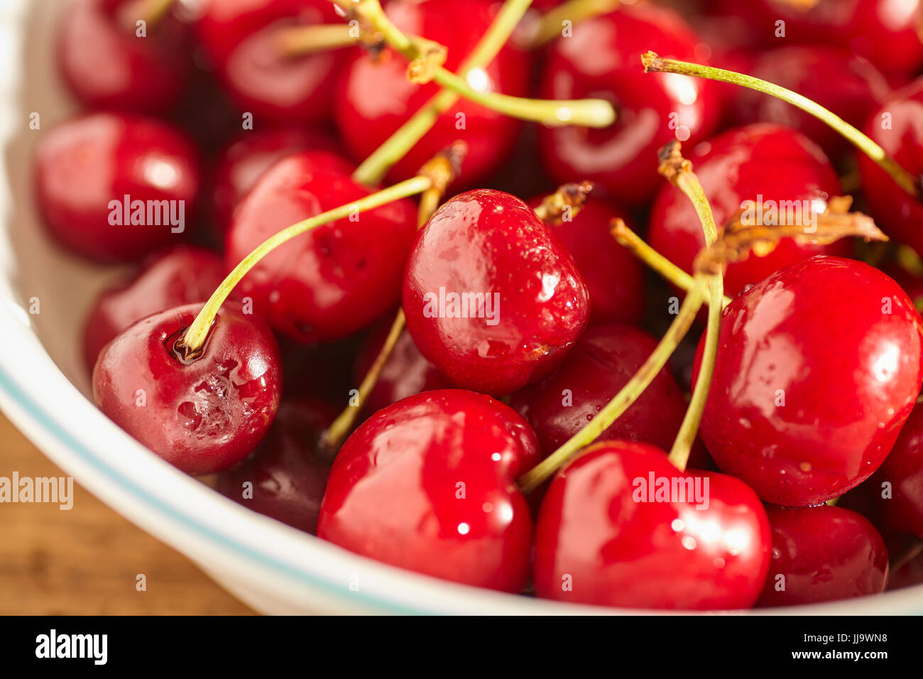A bowl of sweet, red cherries Stock Photo - Alamy