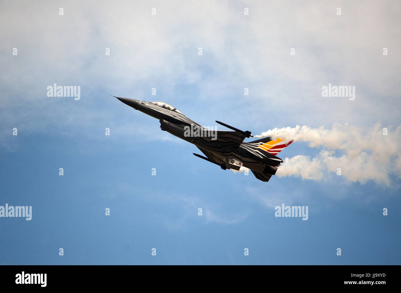 F 16 fighter aircraft hi-res stock photography and images - Alamy