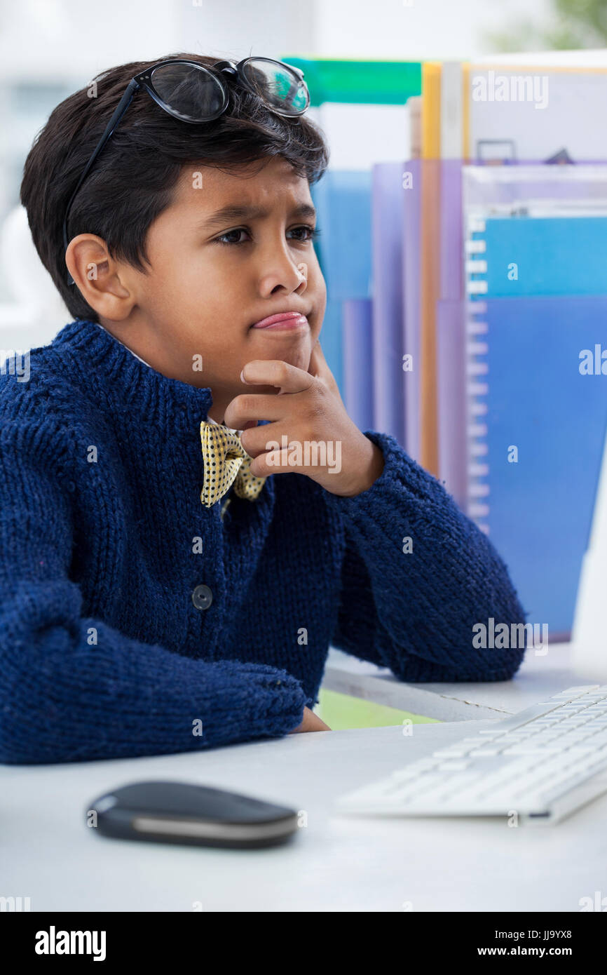 Confused face and computer hi-res stock photography and images - Alamy