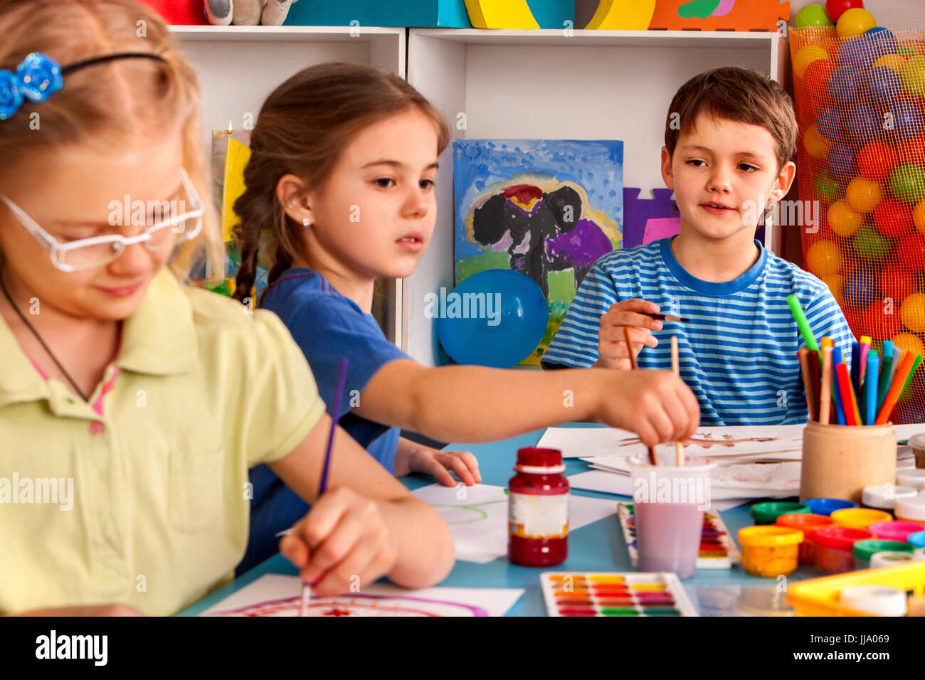 Small students girl painting in art school class Stock Photo - Alamy