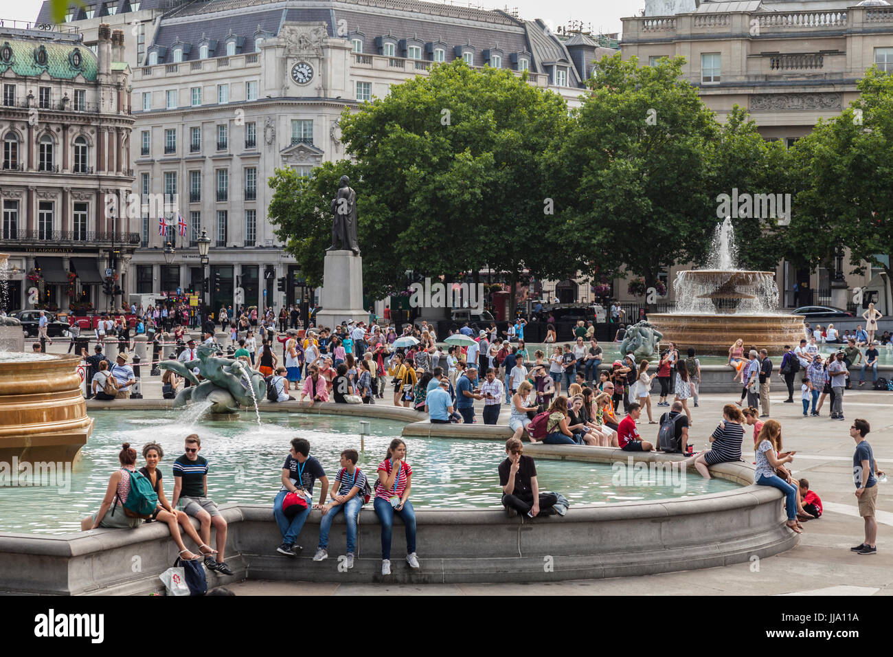 Fountains of trafalgar square hi-res stock photography and images - Alamy