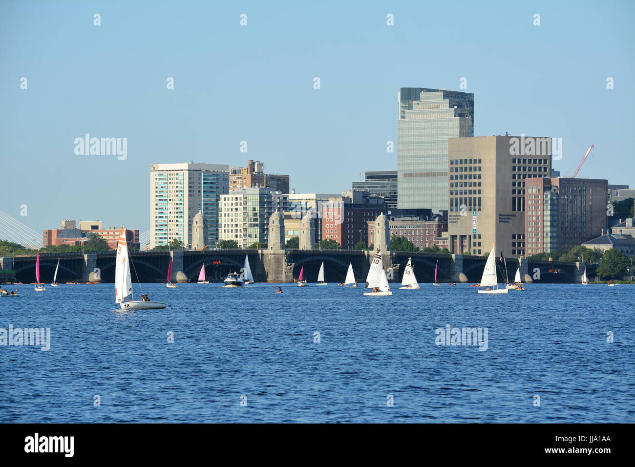 The Longfellow bridge over the Charles River between Boston and ...