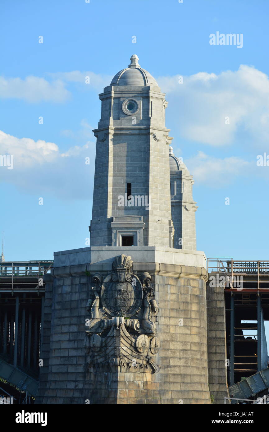 The Longfellow bridge over the Charles River between Boston and ...