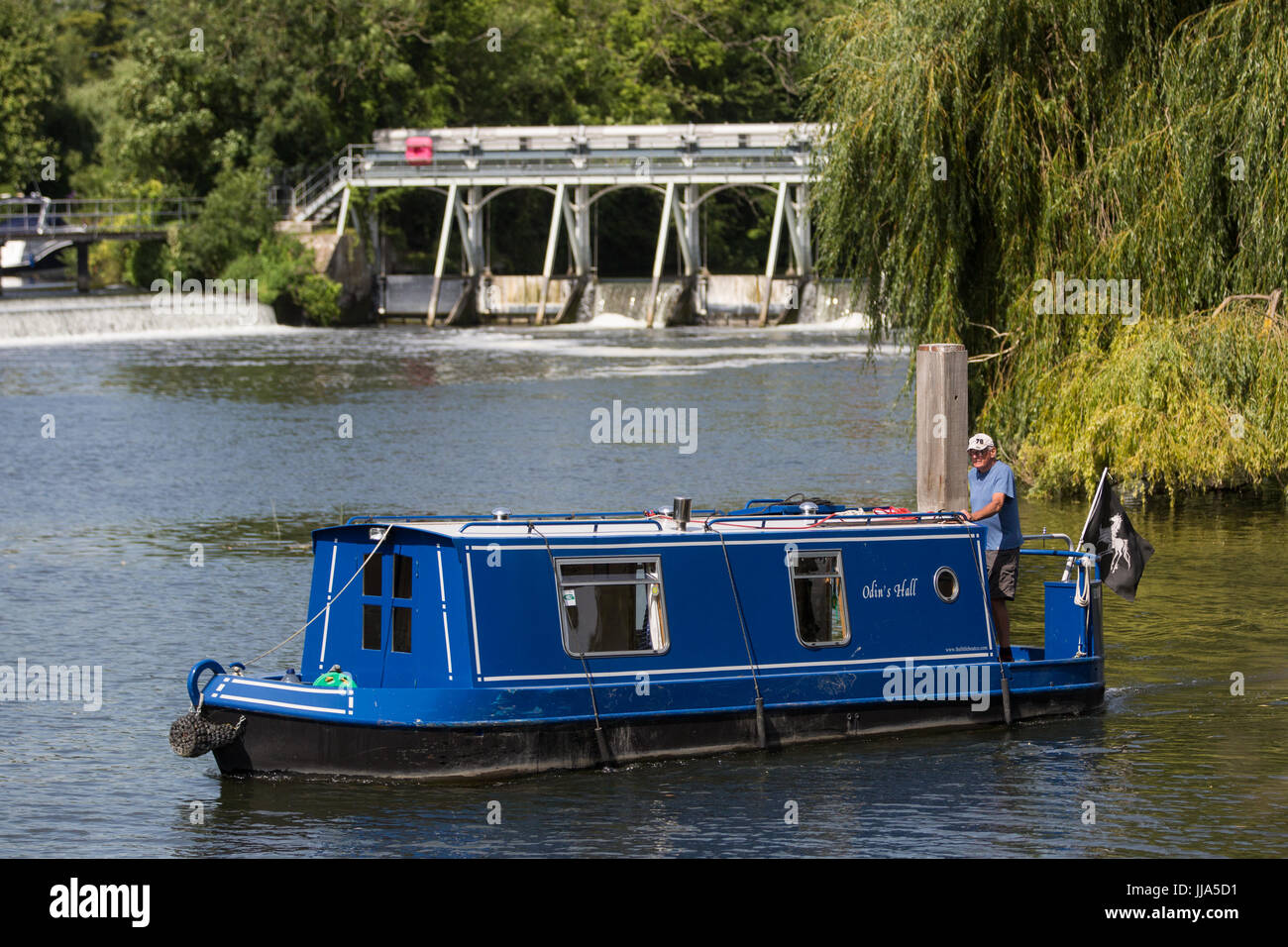 Bray, UK. 18th July, 2017. A barge leaves Bray Lock heading in the ...