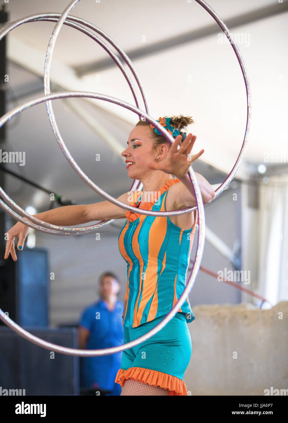 Natasha Kaluza of Circus Bella (San Francisco, Calif.) performs with ...