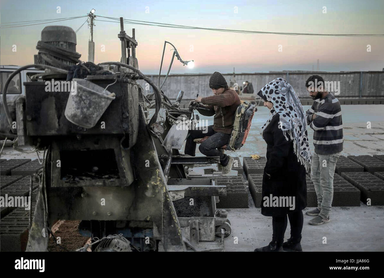 dpatop - The Palestinian engineer Madschd al-Maschharawi checks the ...