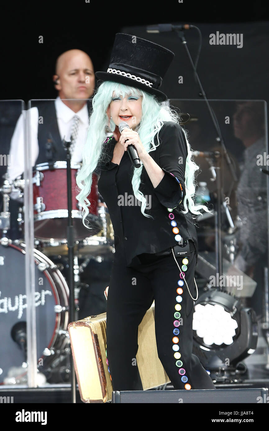 Singer cyndi lauper hi-res stock photography and images - Alamy