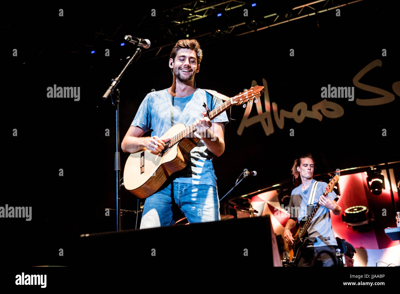 Canzoni pop hi-res stock photography and images - Alamy